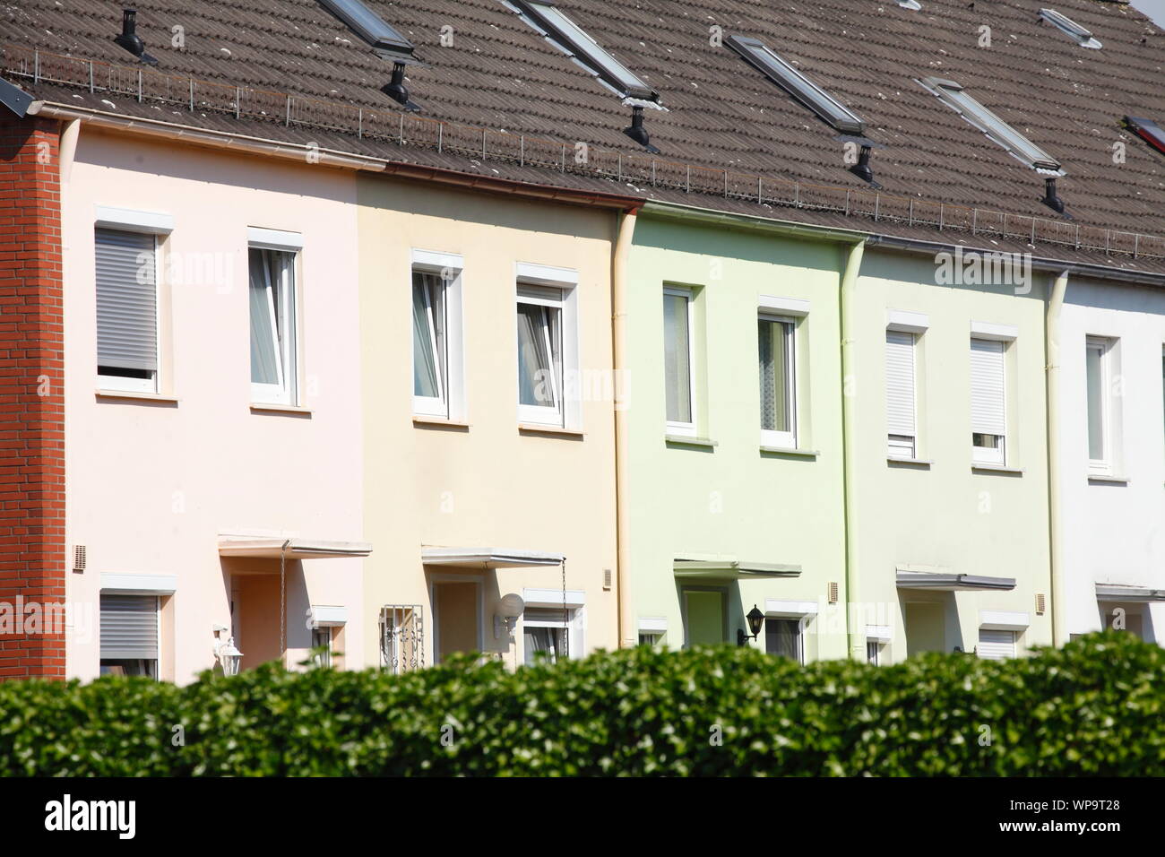 Modern row houses hi-res stock photography and images - Alamy