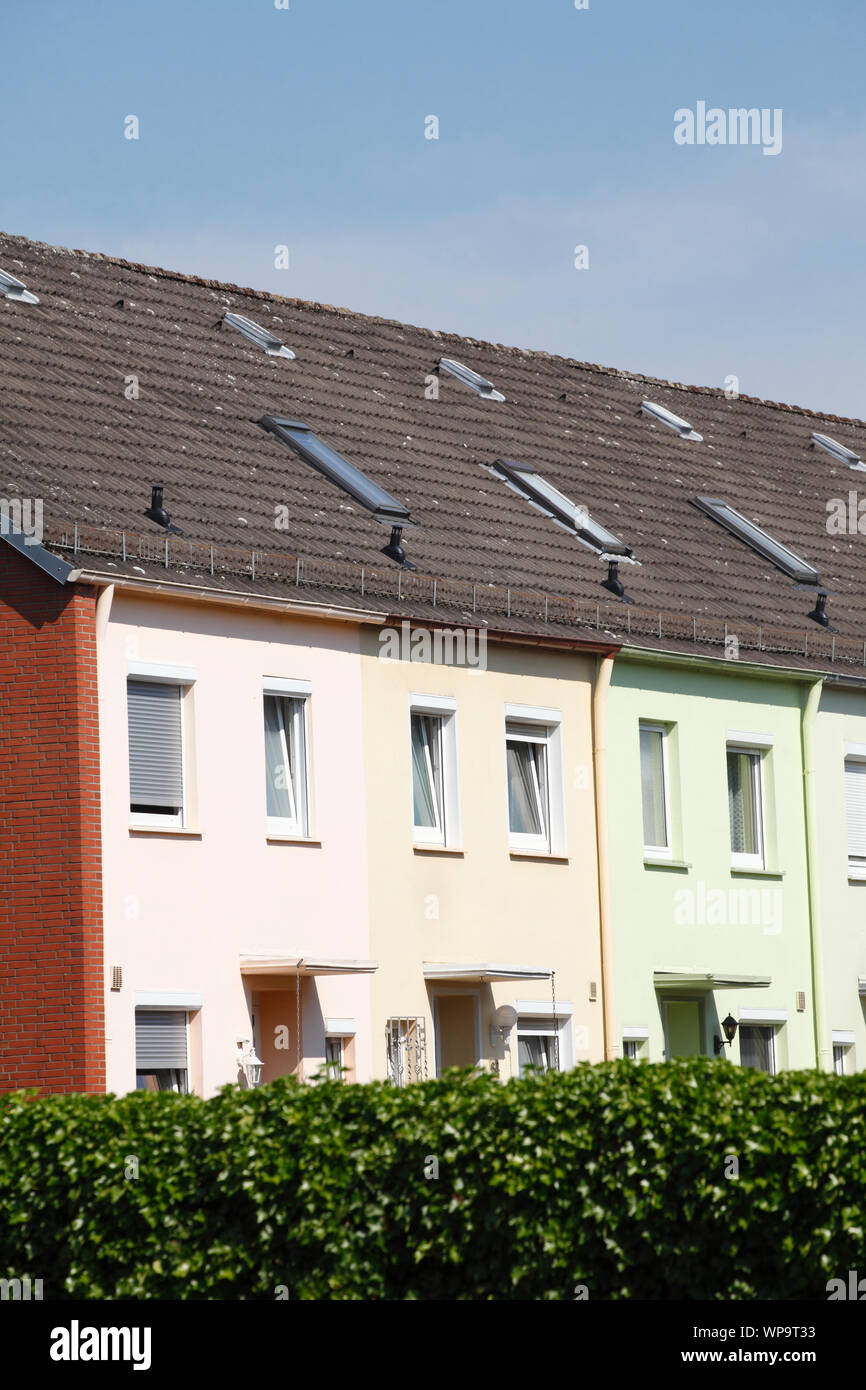 Modern row houses hi-res stock photography and images - Alamy