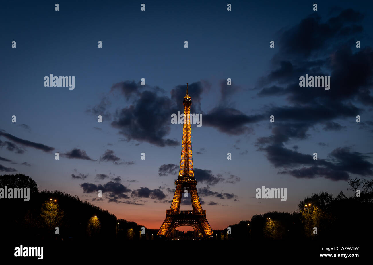 Spectacular illumination of the Eiffel Tower at night Stock Photo - Alamy