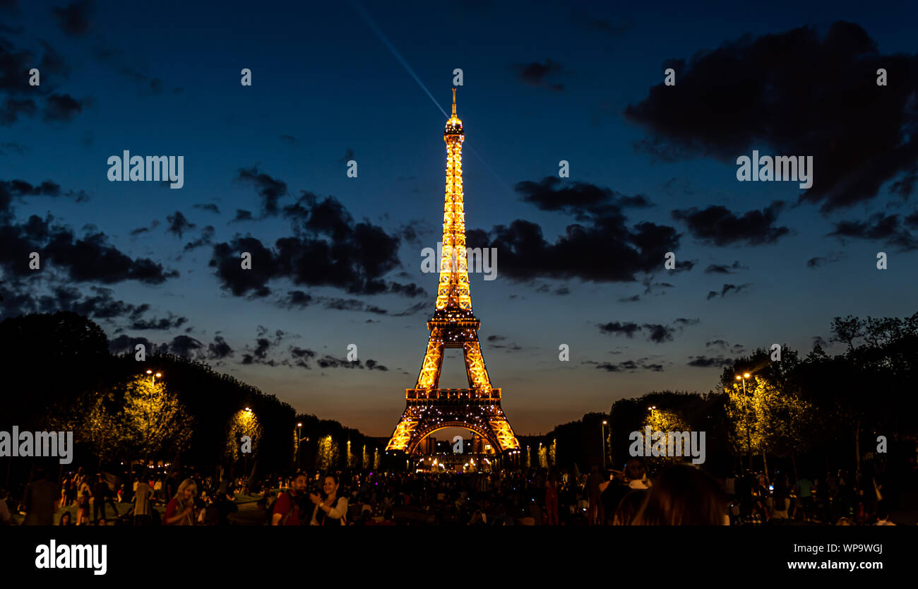 Spectacular illumination of the Eiffel Tower at night Stock Photo - Alamy