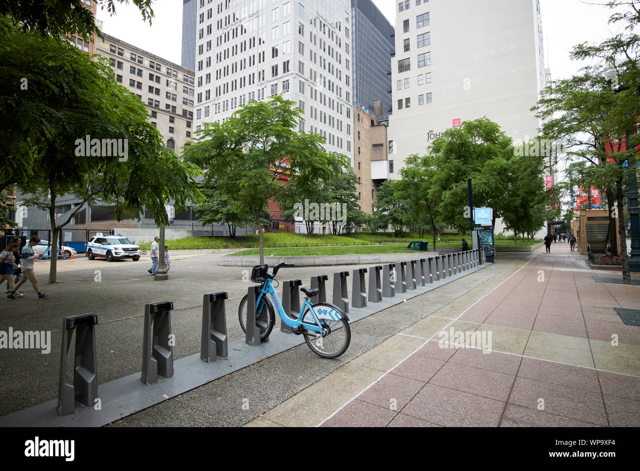 divvy bike sharing scheme docking station with almost all bikes taken ...