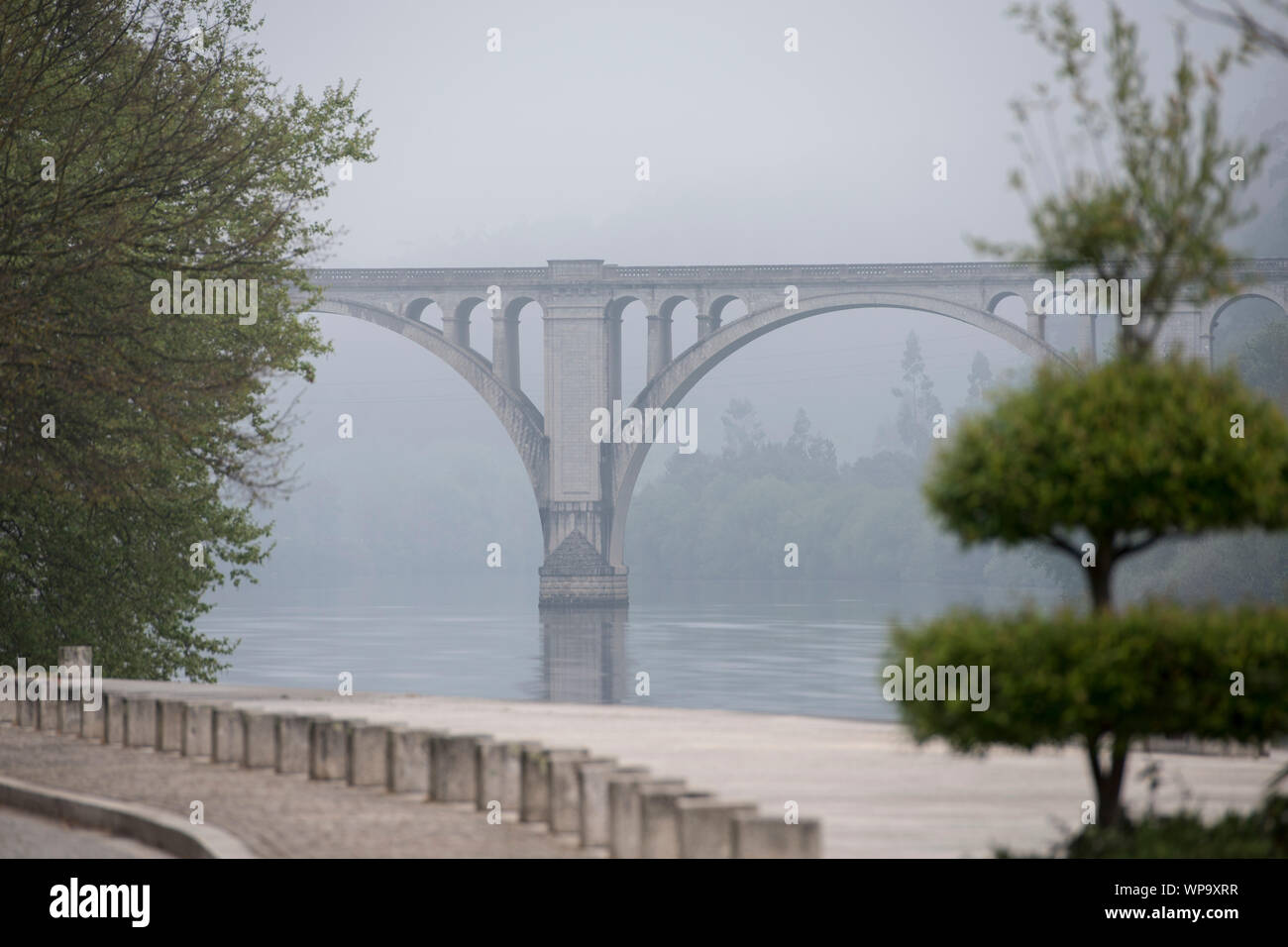 Ponte entre os rios hi-res stock photography and images - Alamy