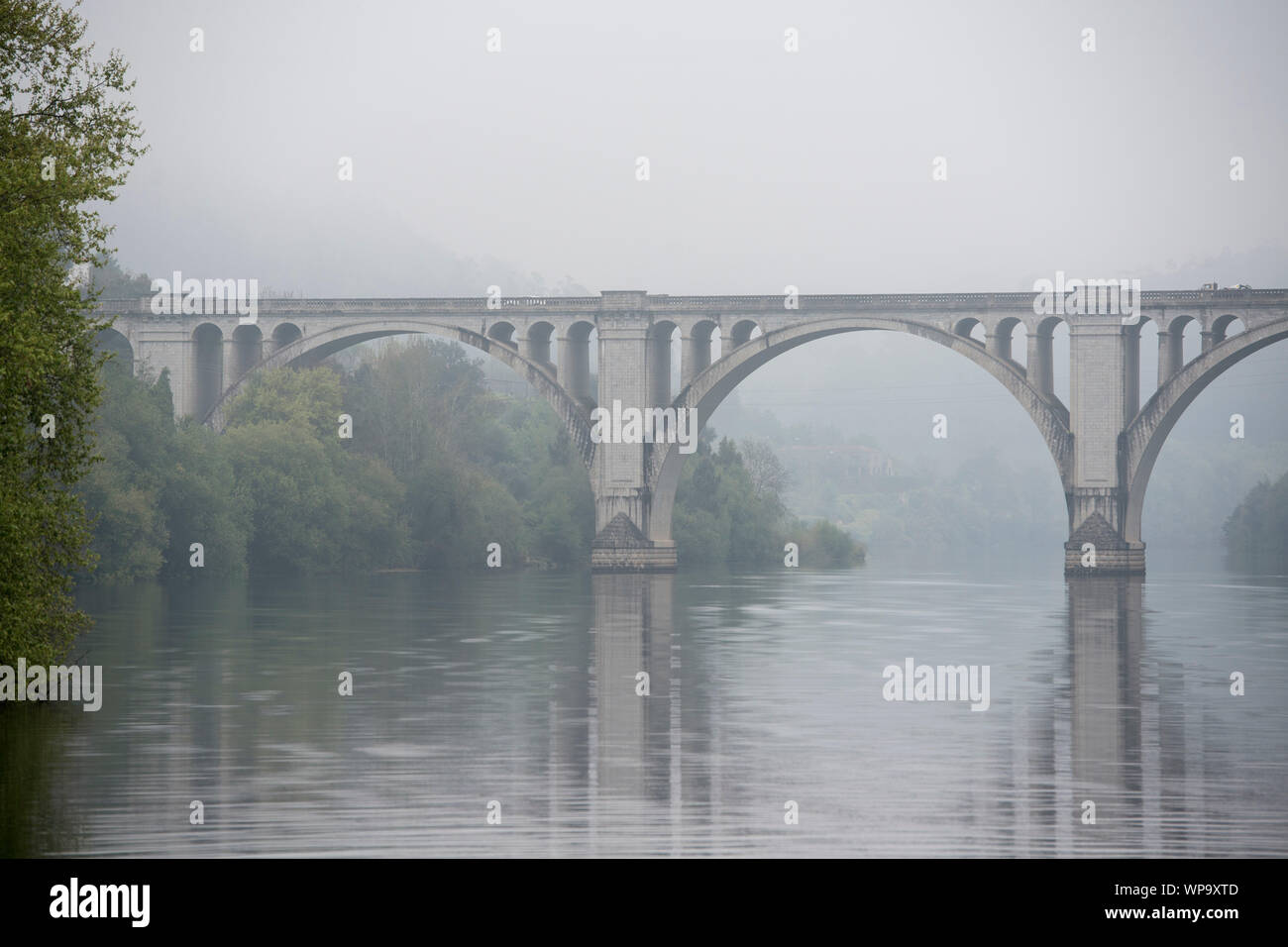 Ponte entre os rios hi-res stock photography and images - Alamy