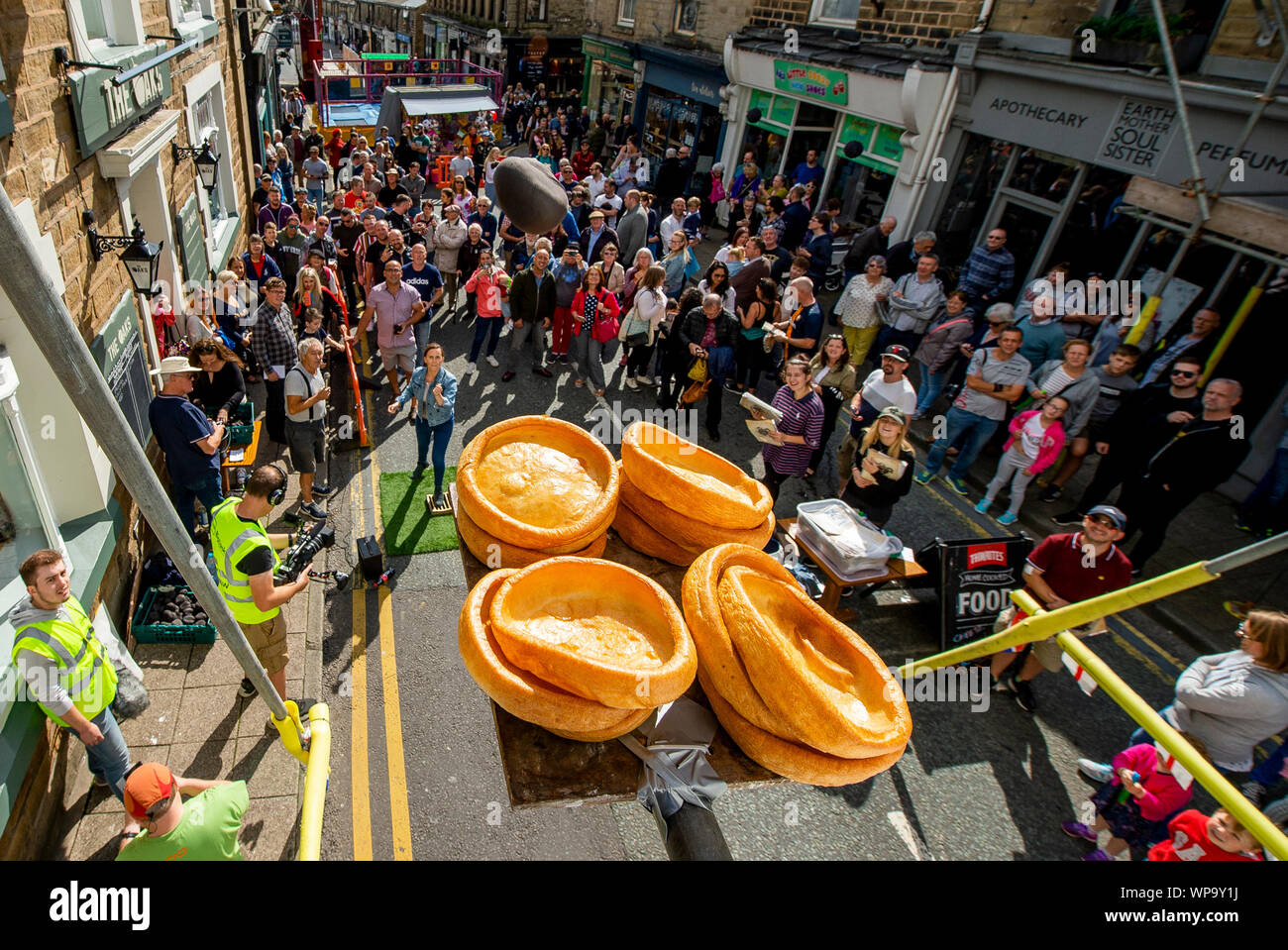 Throwing it down hi-res stock photography and images - Alamy