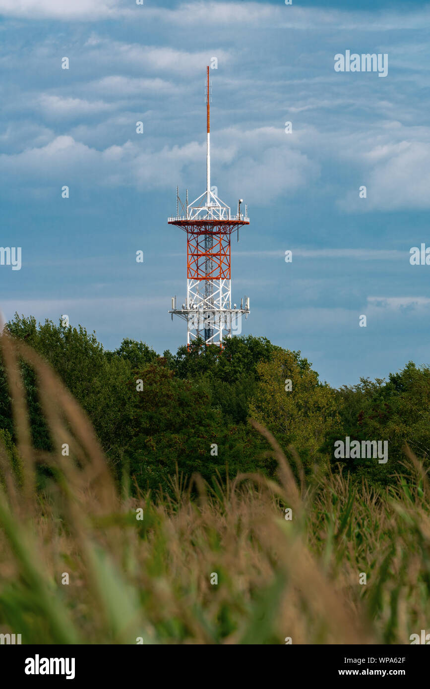 Red and white radio tower hi-res stock photography and images - Alamy