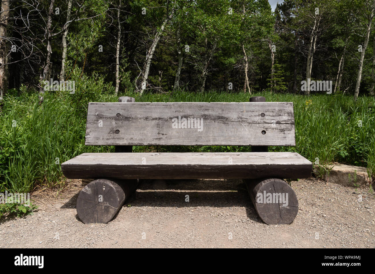 Log bench by trail hi-res stock photography and images - Alamy