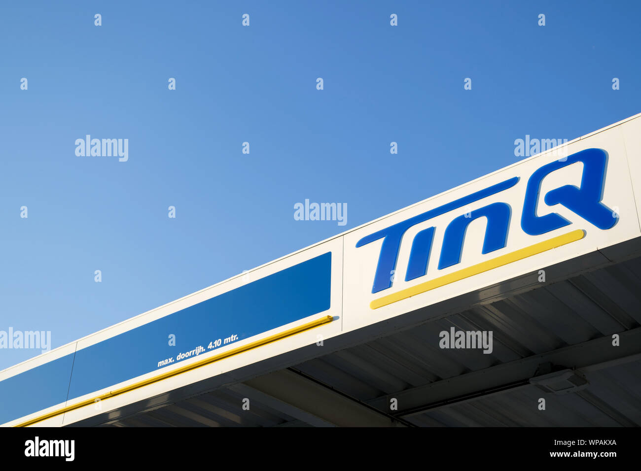 Roof over gas station hi-res stock photography and images - Alamy