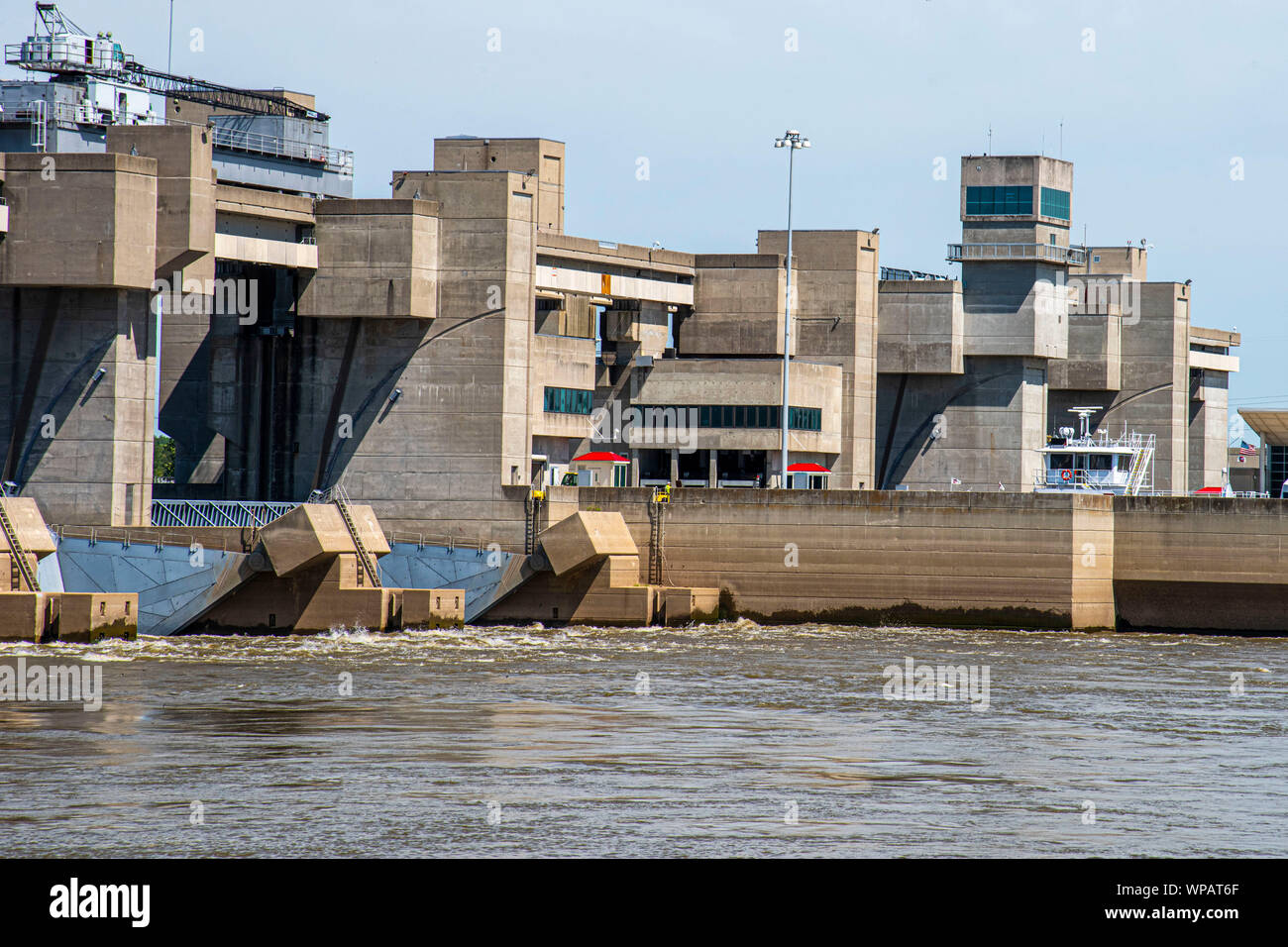 Barge traffic on the Mississippi River at the Melvin Price Locks and ...