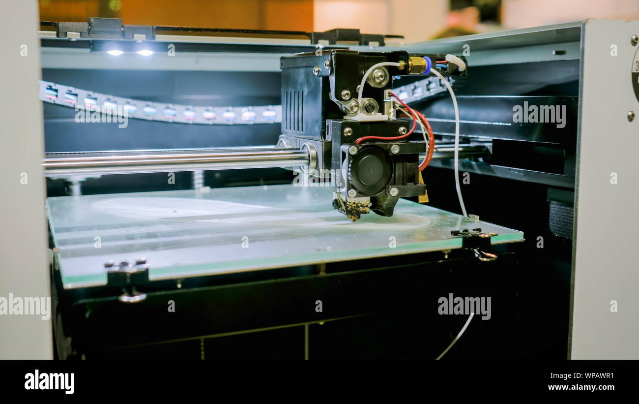 3D printing machine printing plastic model Stock Photo - Alamy
