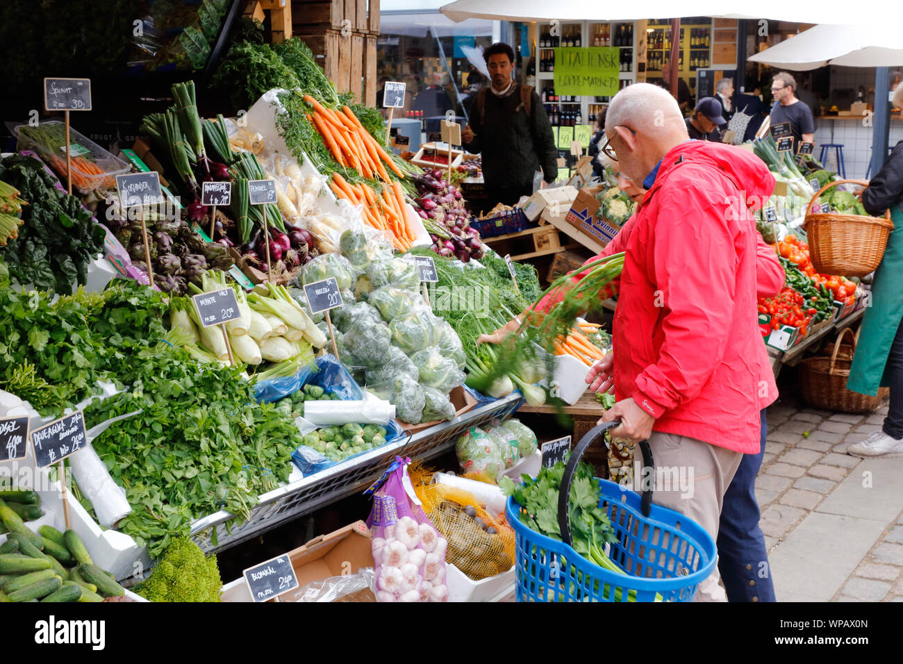 Market stall display of vegetables hi-res stock photography and images ...