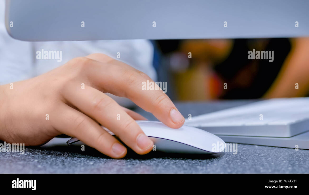 Teenager hand with white mouse Stock Photo - Alamy