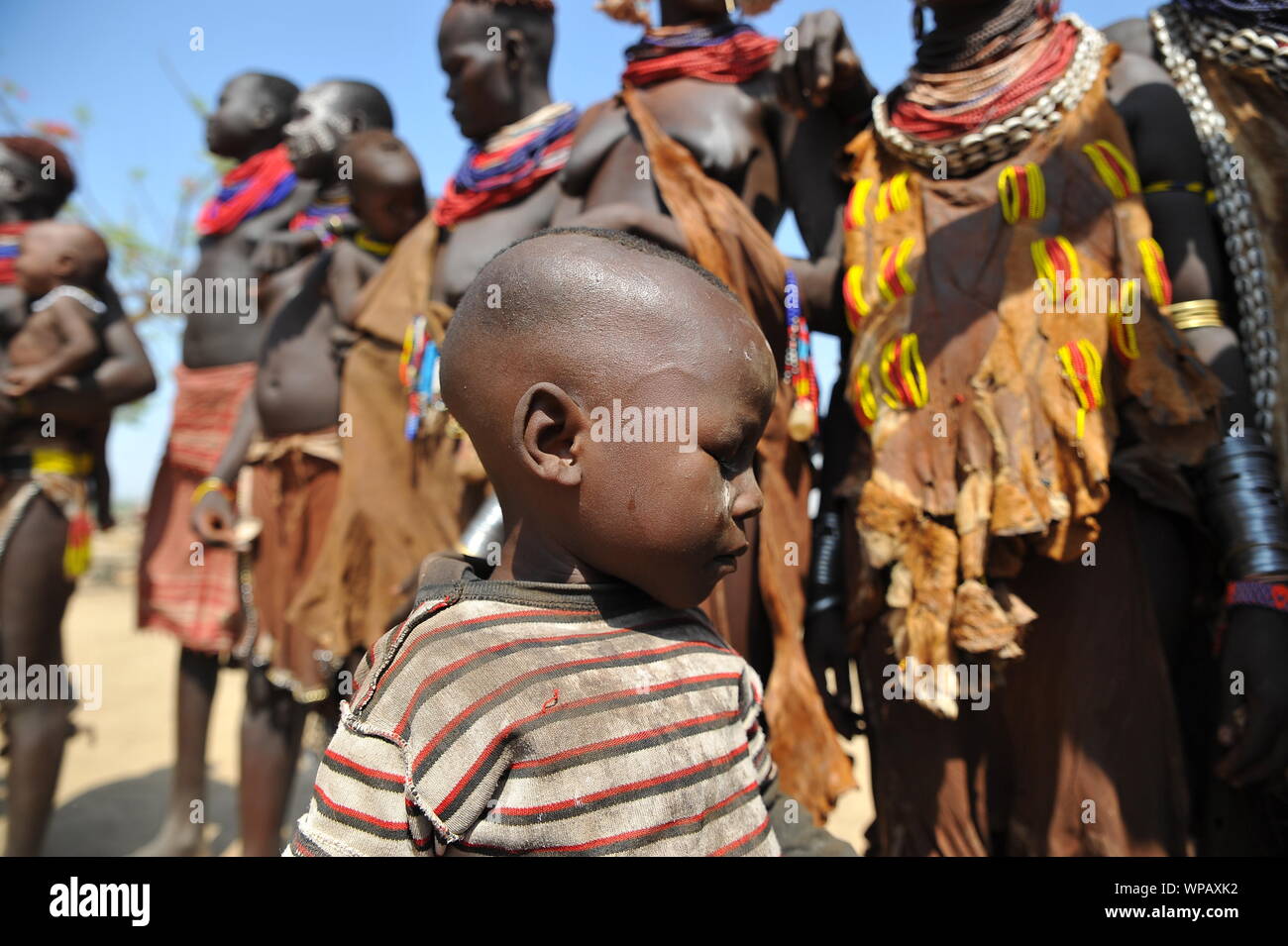 Karo tribe men body paint hi-res stock photography and images - Alamy