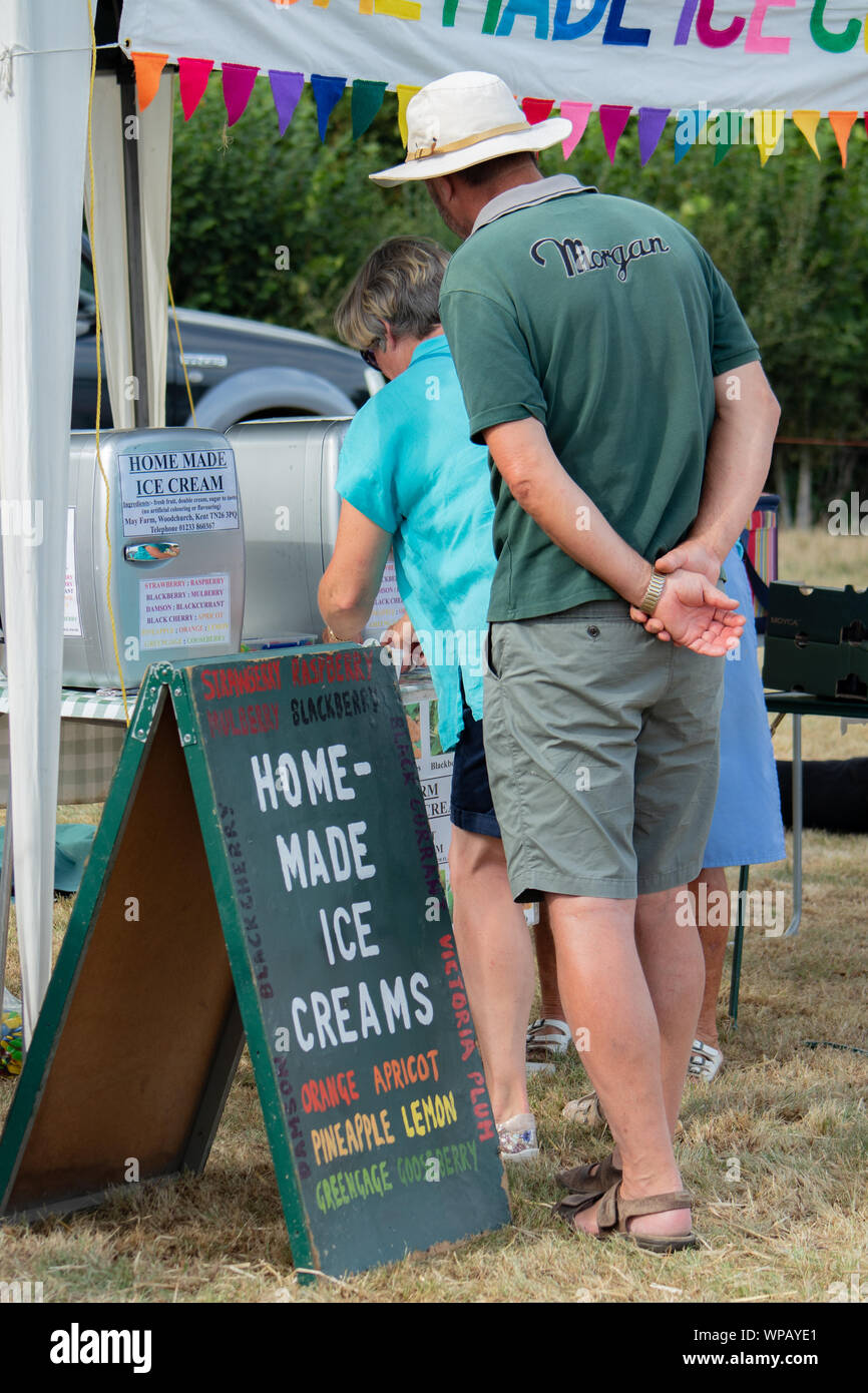Ice cream sign flavours hi-res stock photography and images - Alamy