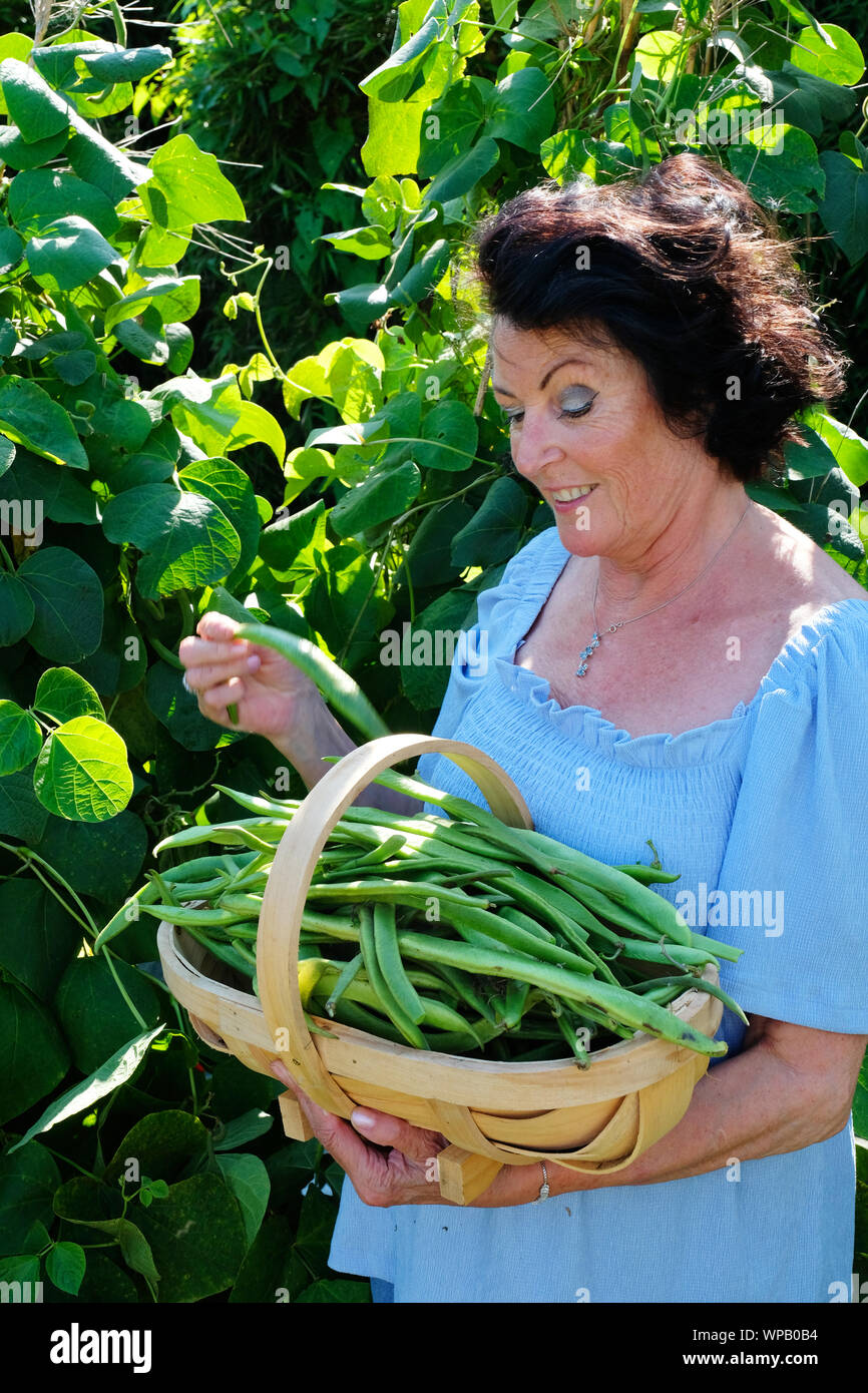 Mature lady garden hi-res stock photography and images - Alamy