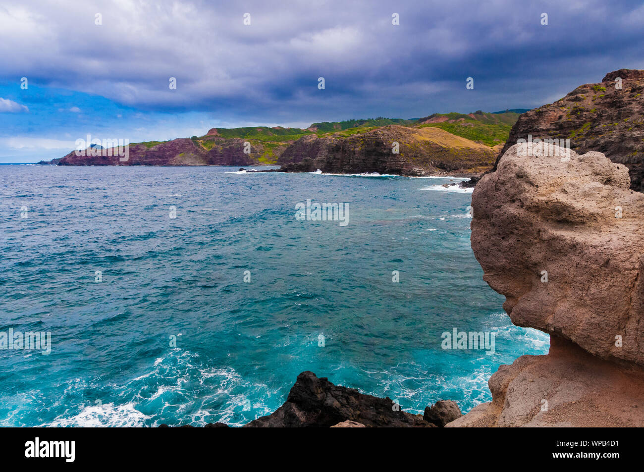 Boulder on a edge of cliff overlooking the Pacific Ocean, Maui, Hawaii ...