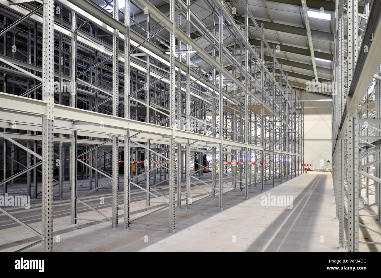 Logistics storage warehouse racking hi-res stock photography and images ...