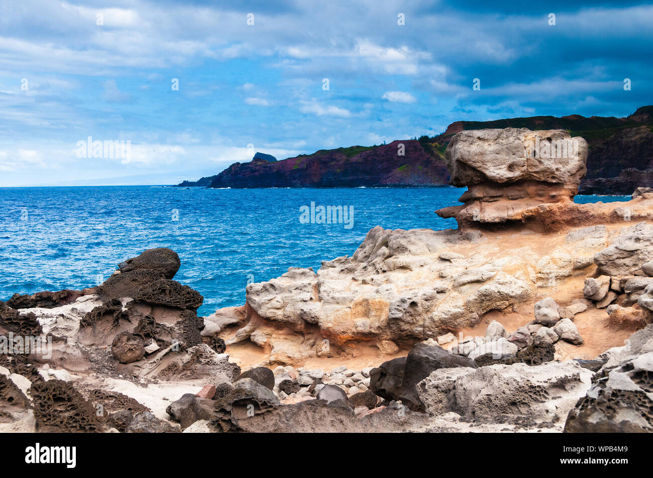 Boulder on a edge of cliff overlooking the Pacific Ocean, Maui, Hawaii ...
