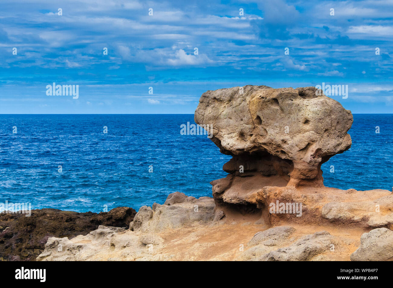 Boulder on edge cliff hi-res stock photography and images - Alamy