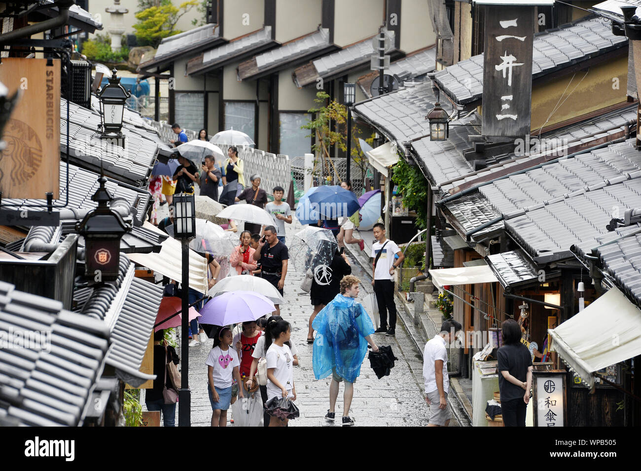 Rainy day kyoto hi-res stock photography and images - Alamy