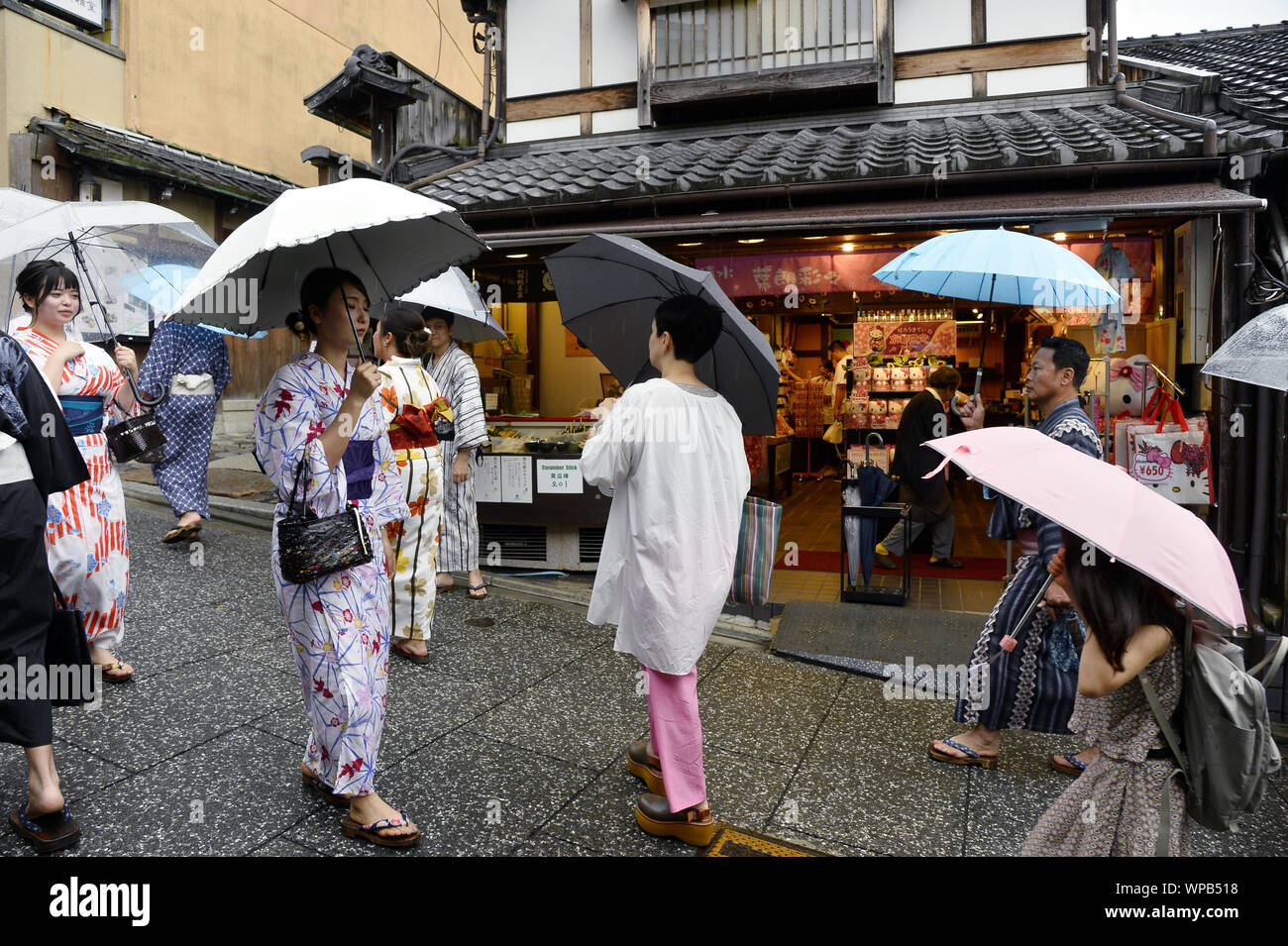 Rainy day kyoto hi-res stock photography and images - Alamy