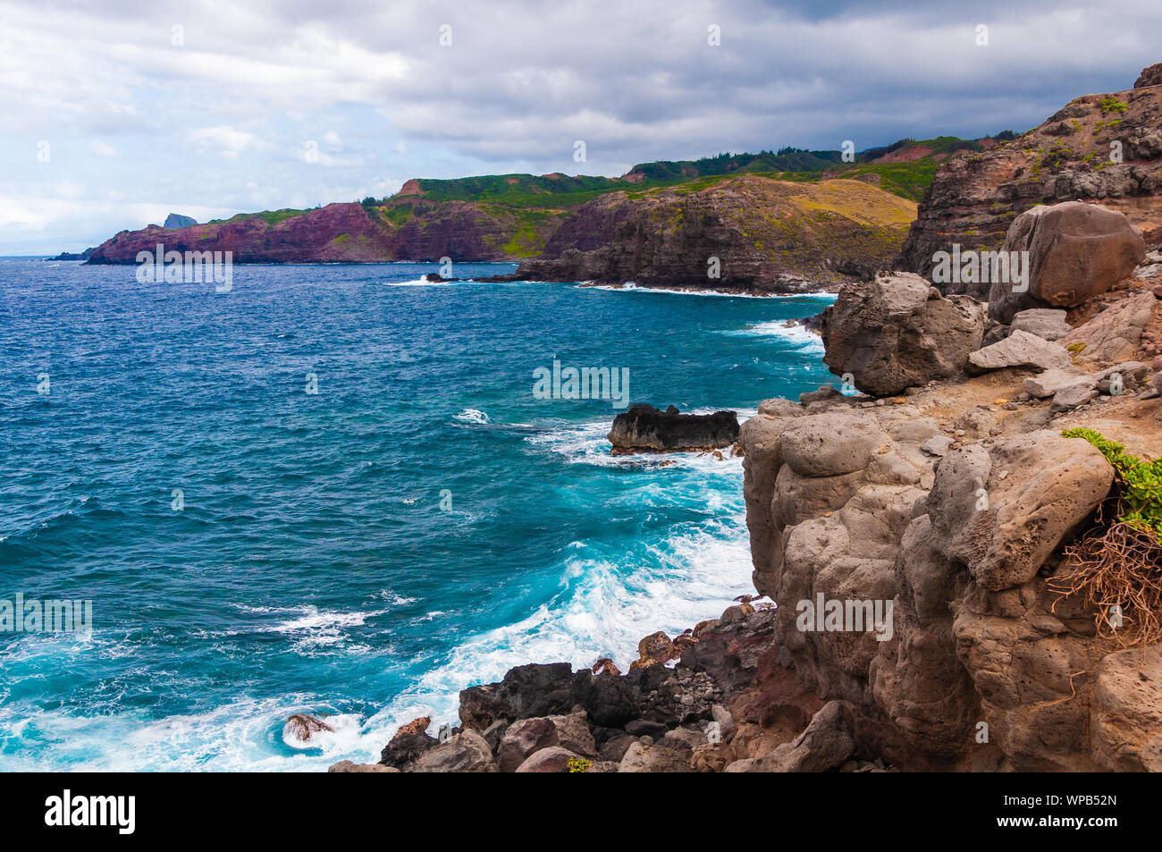 Boulder on a edge of cliff overlooking the Pacific Ocean, Maui, Hawaii ...