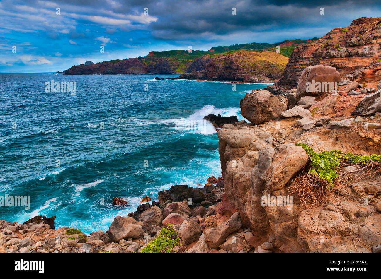 Boulder on a edge of cliff overlooking the Pacific Ocean, Maui, Hawaii ...