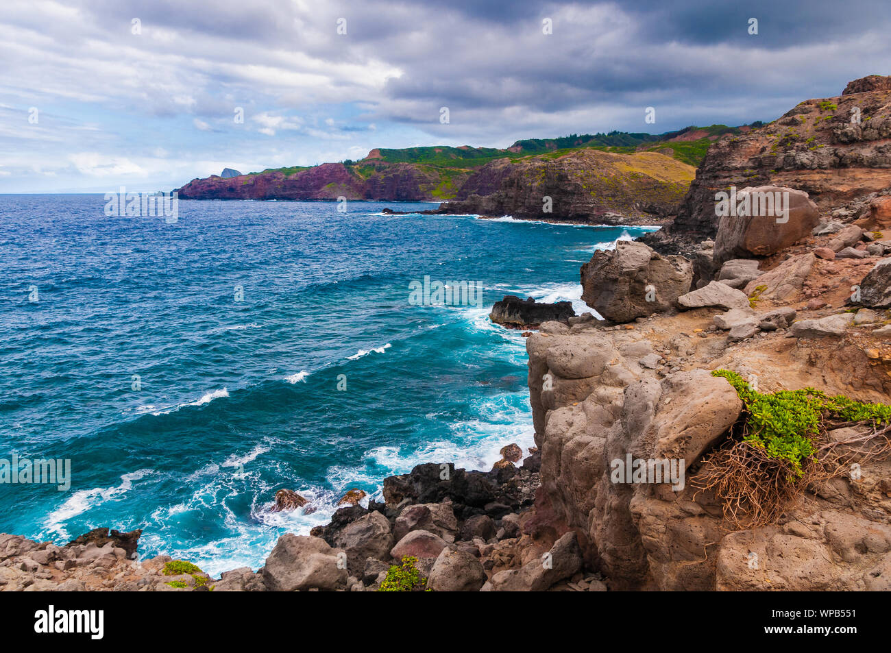 Boulder on a edge of cliff overlooking the Pacific Ocean, Maui, Hawaii ...