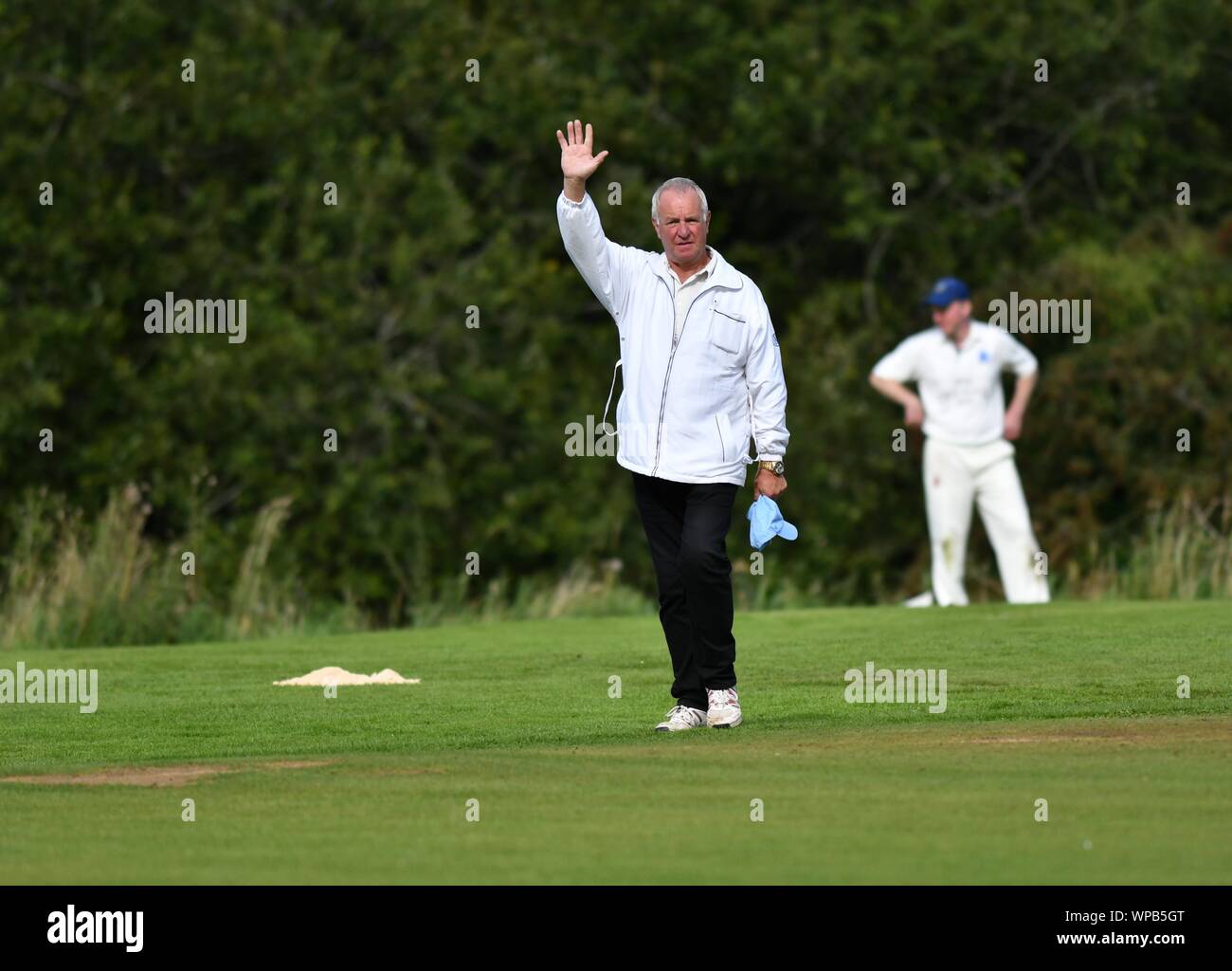 Cricket umpire signals hi-res stock photography and images - Alamy