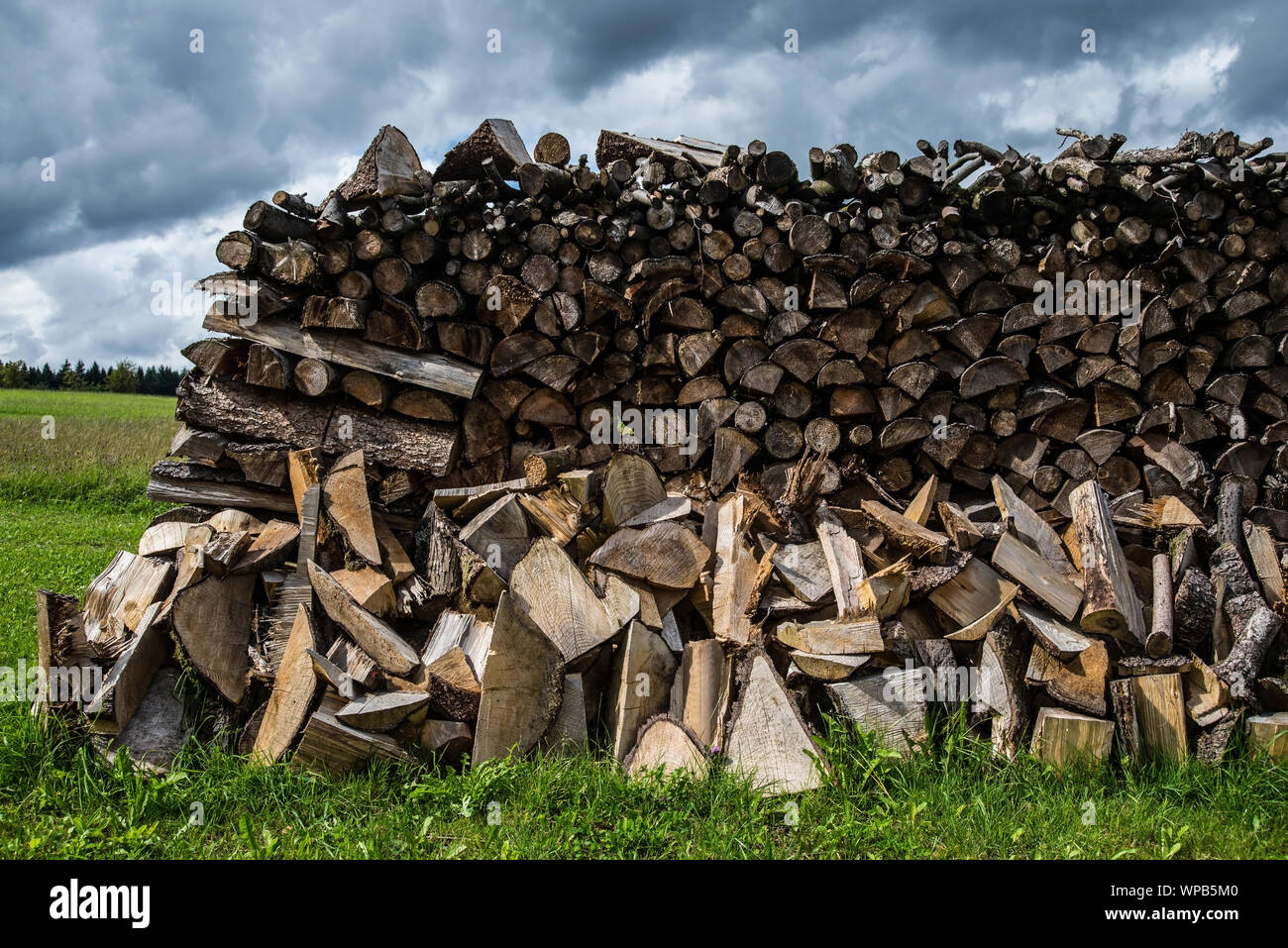 Firewood barn hi-res stock photography and images - Alamy