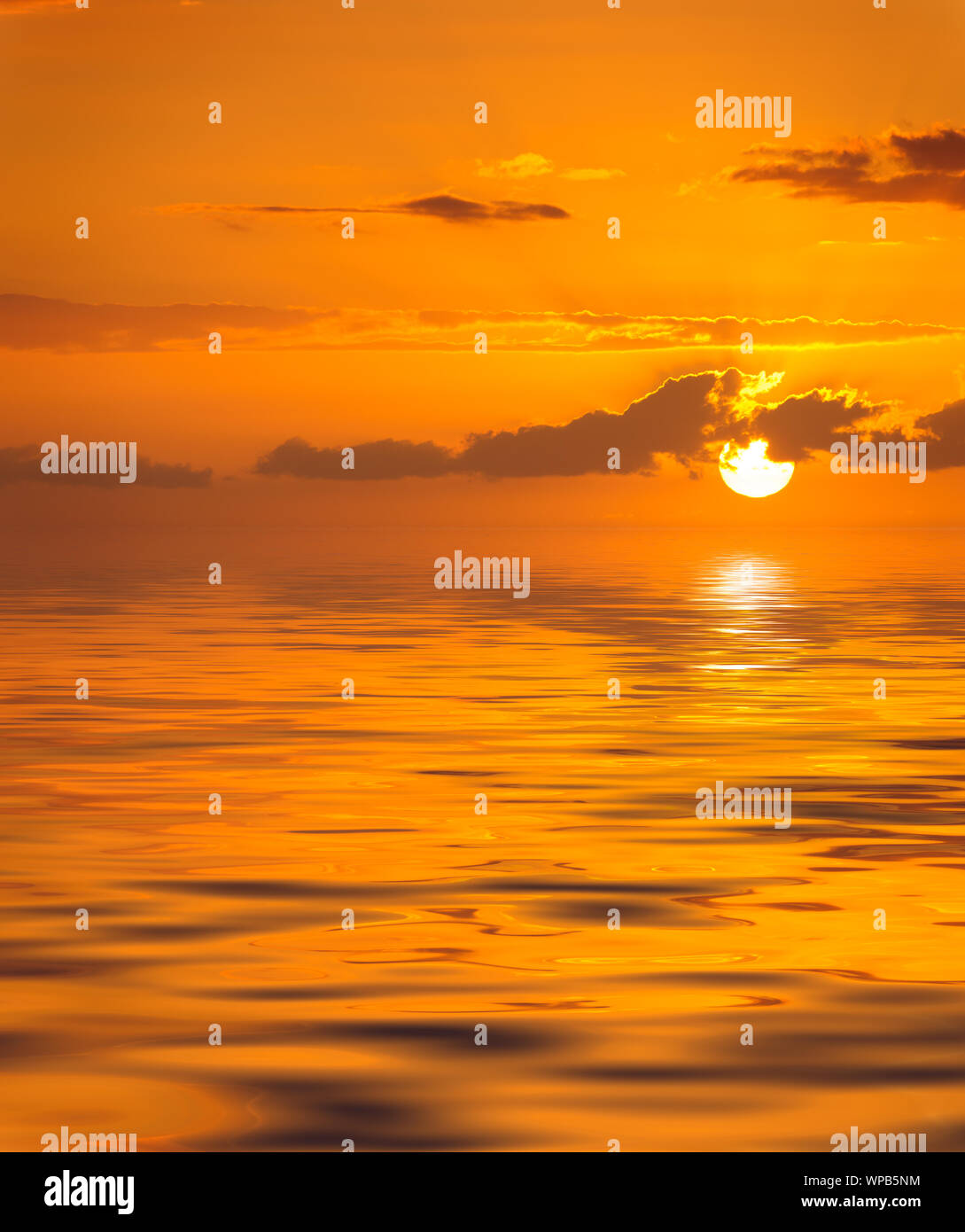 Golden sunset over ocean hi-res stock photography and images - Alamy