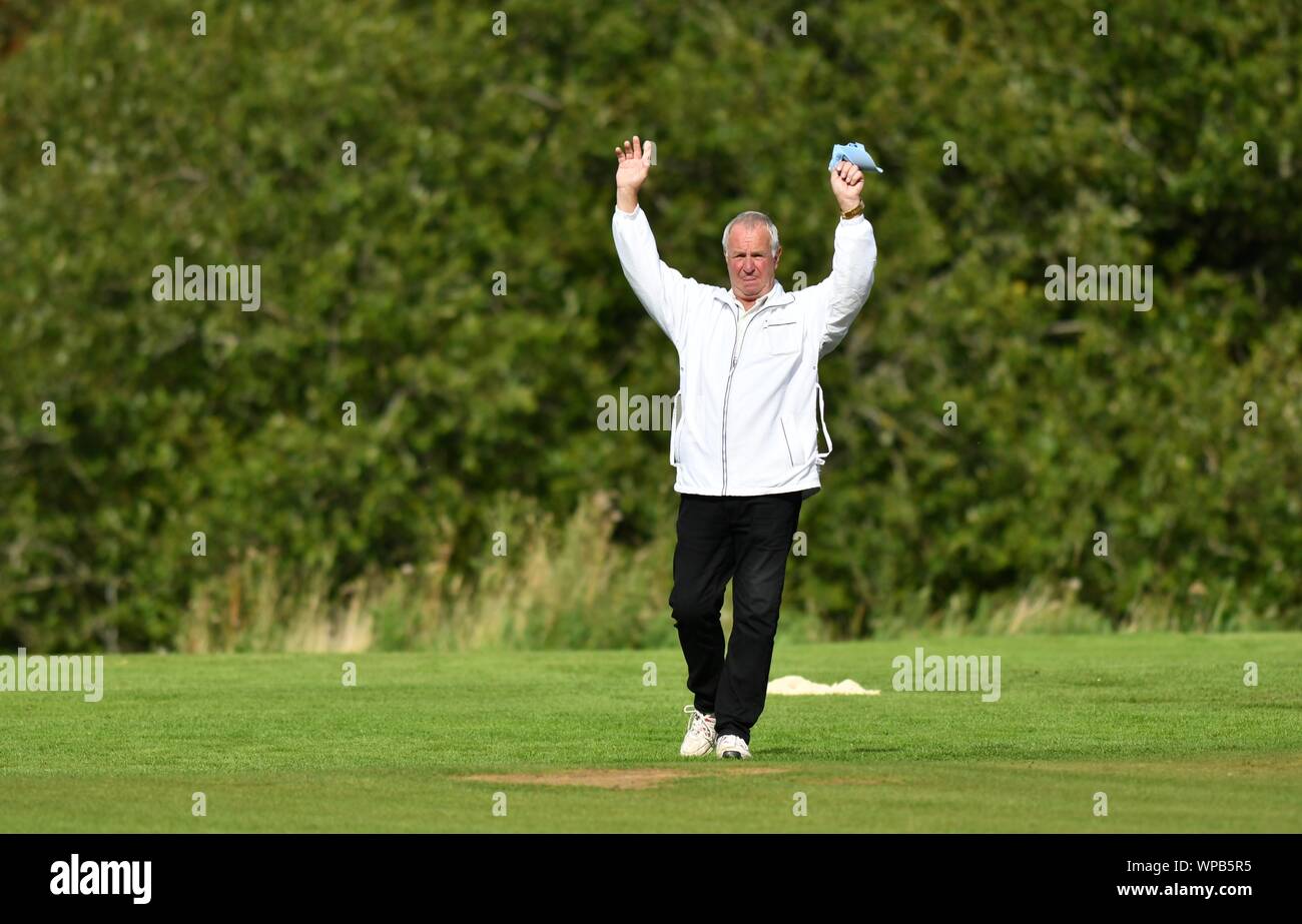 Cricket umpire hand signal match hi-res stock photography and images ...