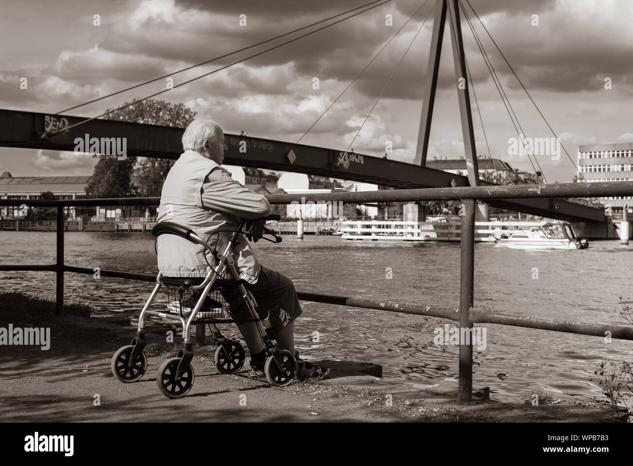 Old man with walker hi-res stock photography and images - Alamy