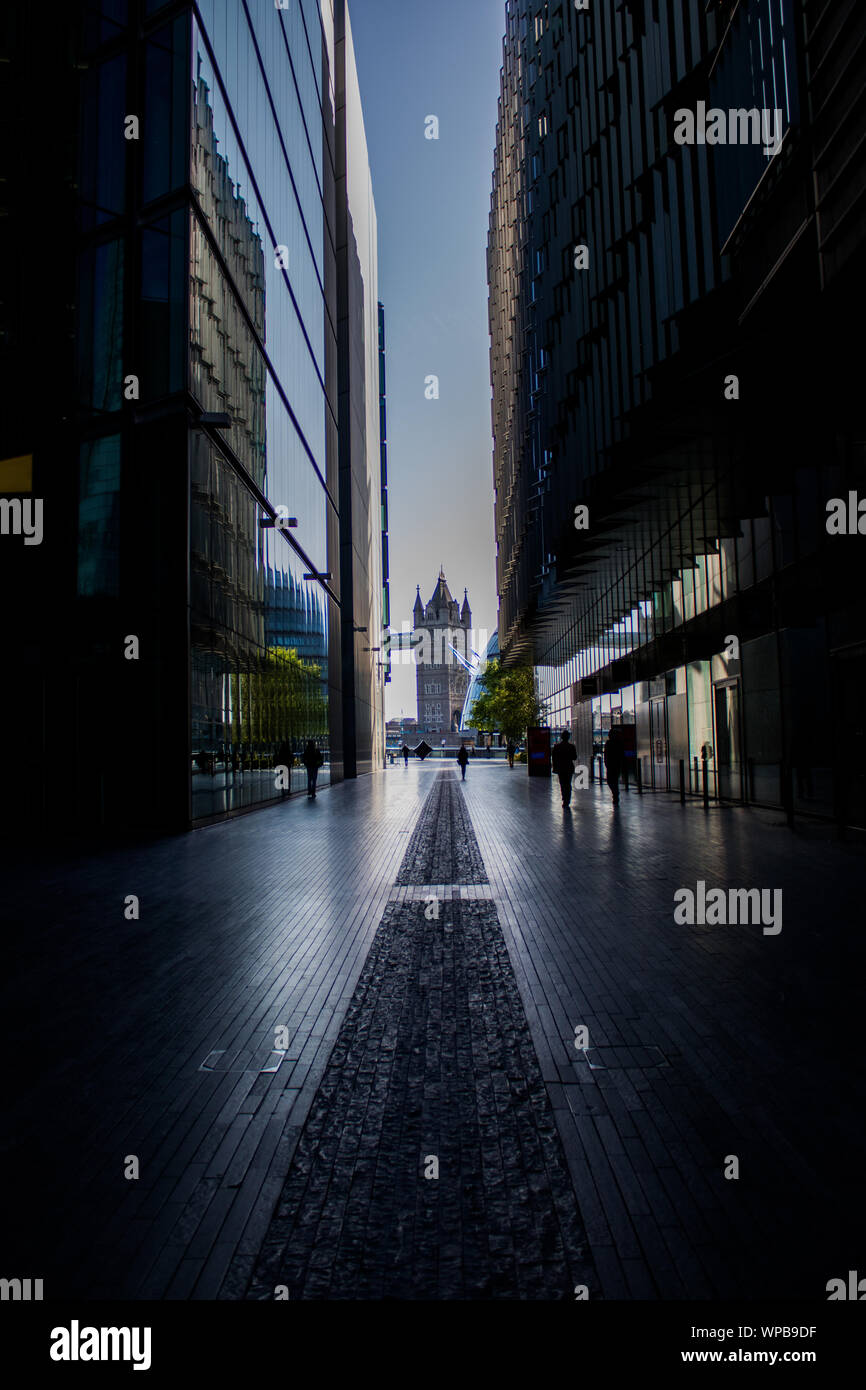 Alleyway to Tower Bridge Stock Photo - Alamy