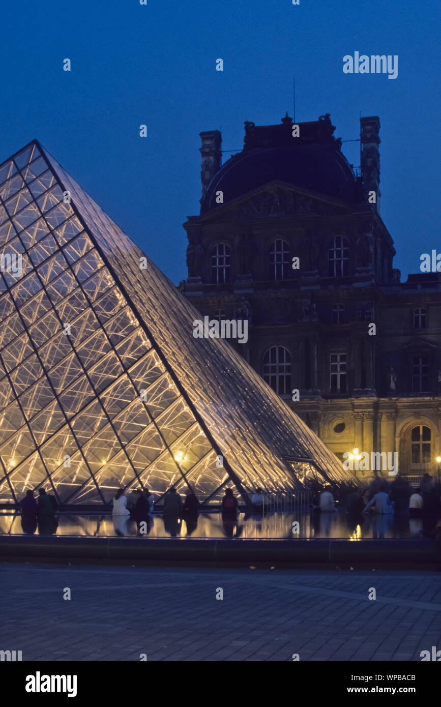 Paris, Musee du Louvre, Pyramide Stock Photo - Alamy