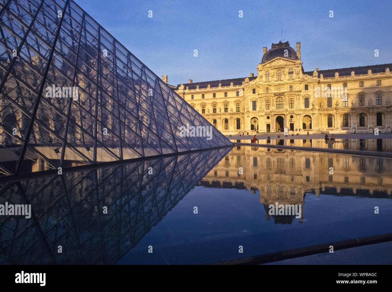 Paris, Musee du Louvre, Pyramide Stock Photo - Alamy