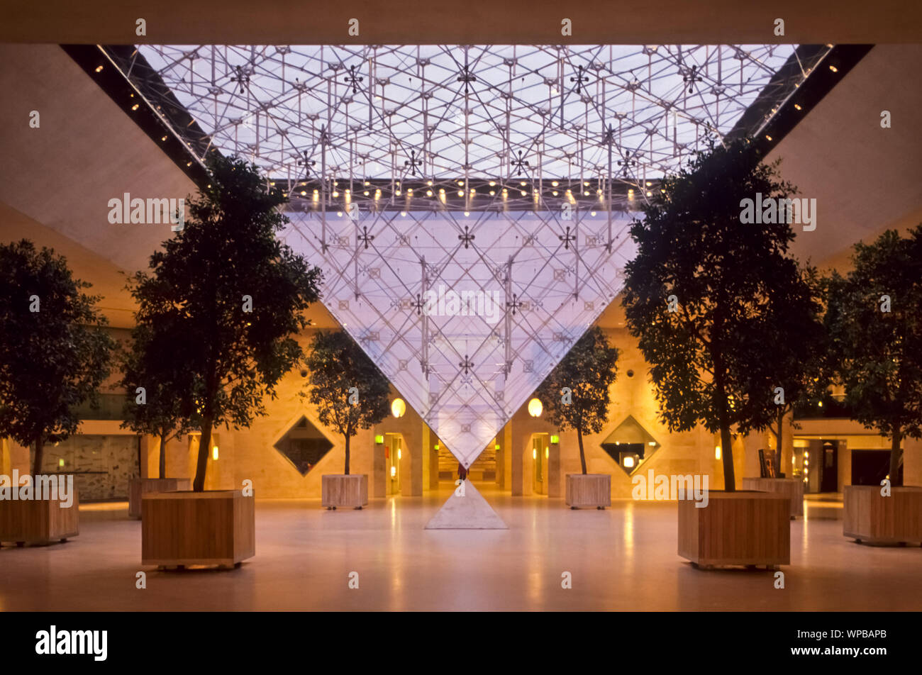 Paris, Musee du Louvre, umgekehrte Pyramide - Paris, Louvre, inverted ...