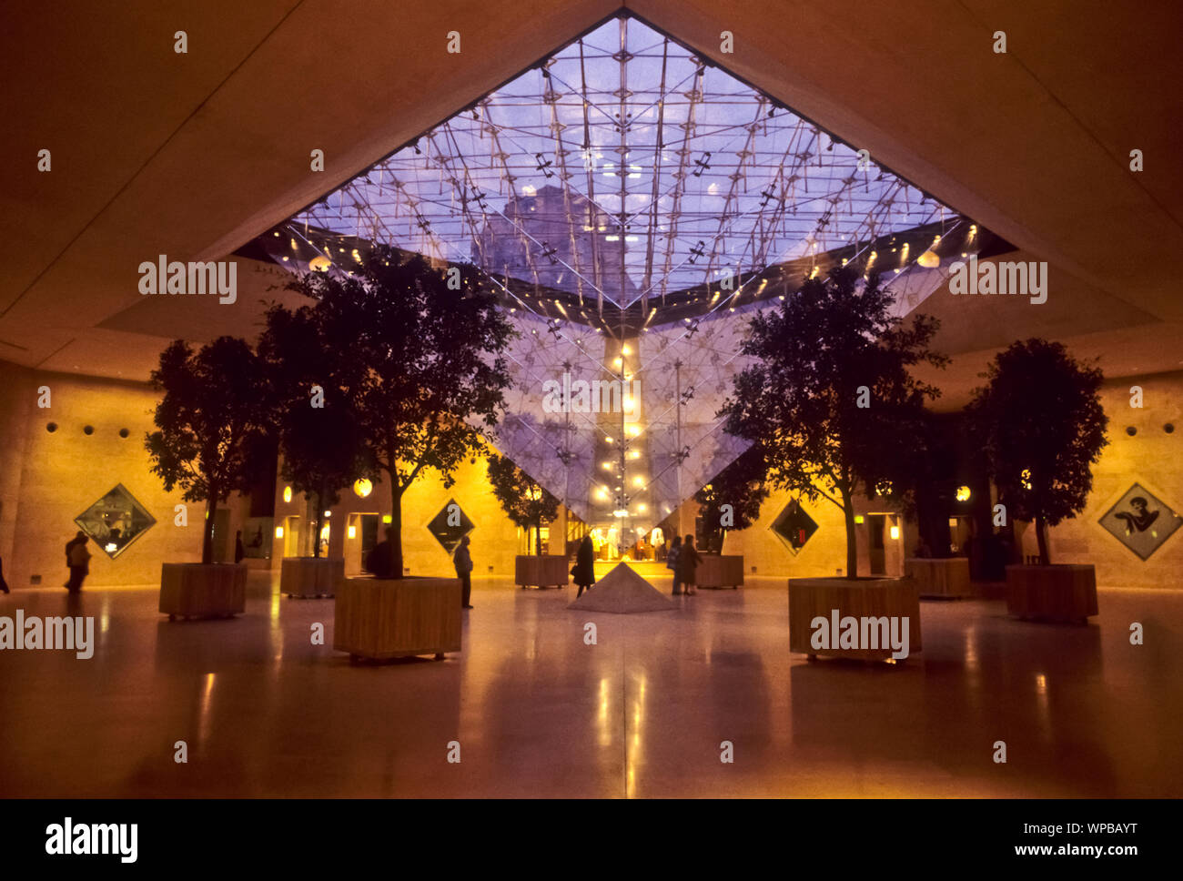 Paris, Musee du Louvre, umgekehrte Pyramide - Paris, Louvre, inverted ...