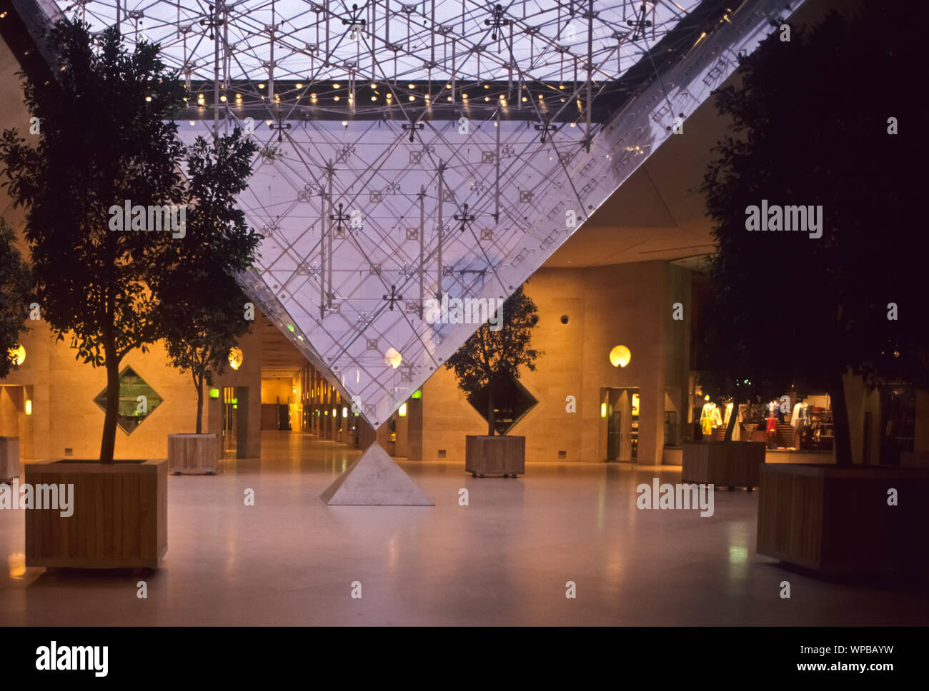 Paris, Musee du Louvre, umgekehrte Pyramide - Paris, Louvre, inverted ...