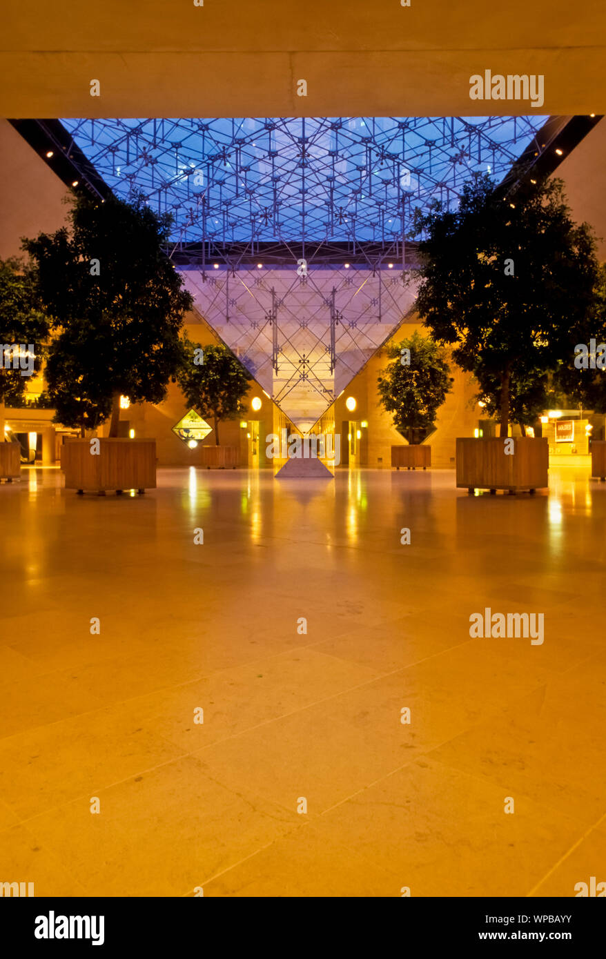 Paris, Musee du Louvre, umgekehrte Pyramide - Paris, Louvre, inverted ...
