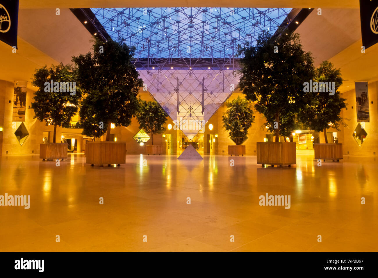 Paris, Musee du Louvre, umgekehrte Pyramide - Paris, Louvre, inverted ...