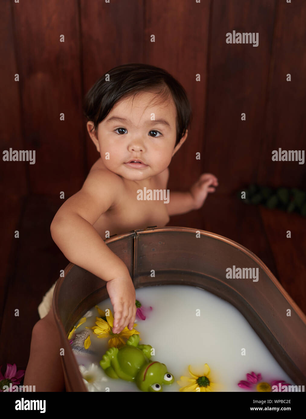 Infant in bathtub hi-res stock photography and images - Alamy
