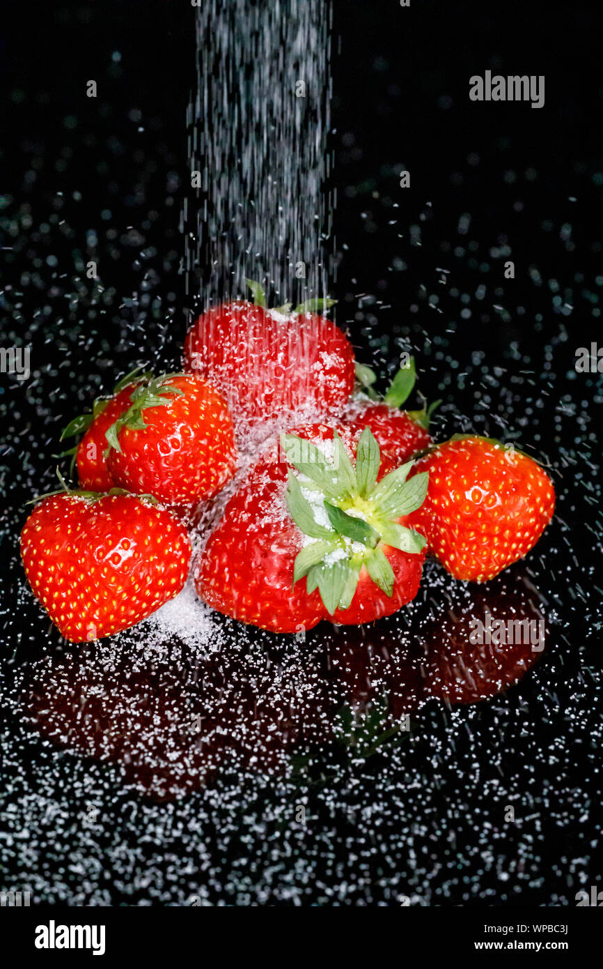 Pouring sugar hi-res stock photography and images - Alamy