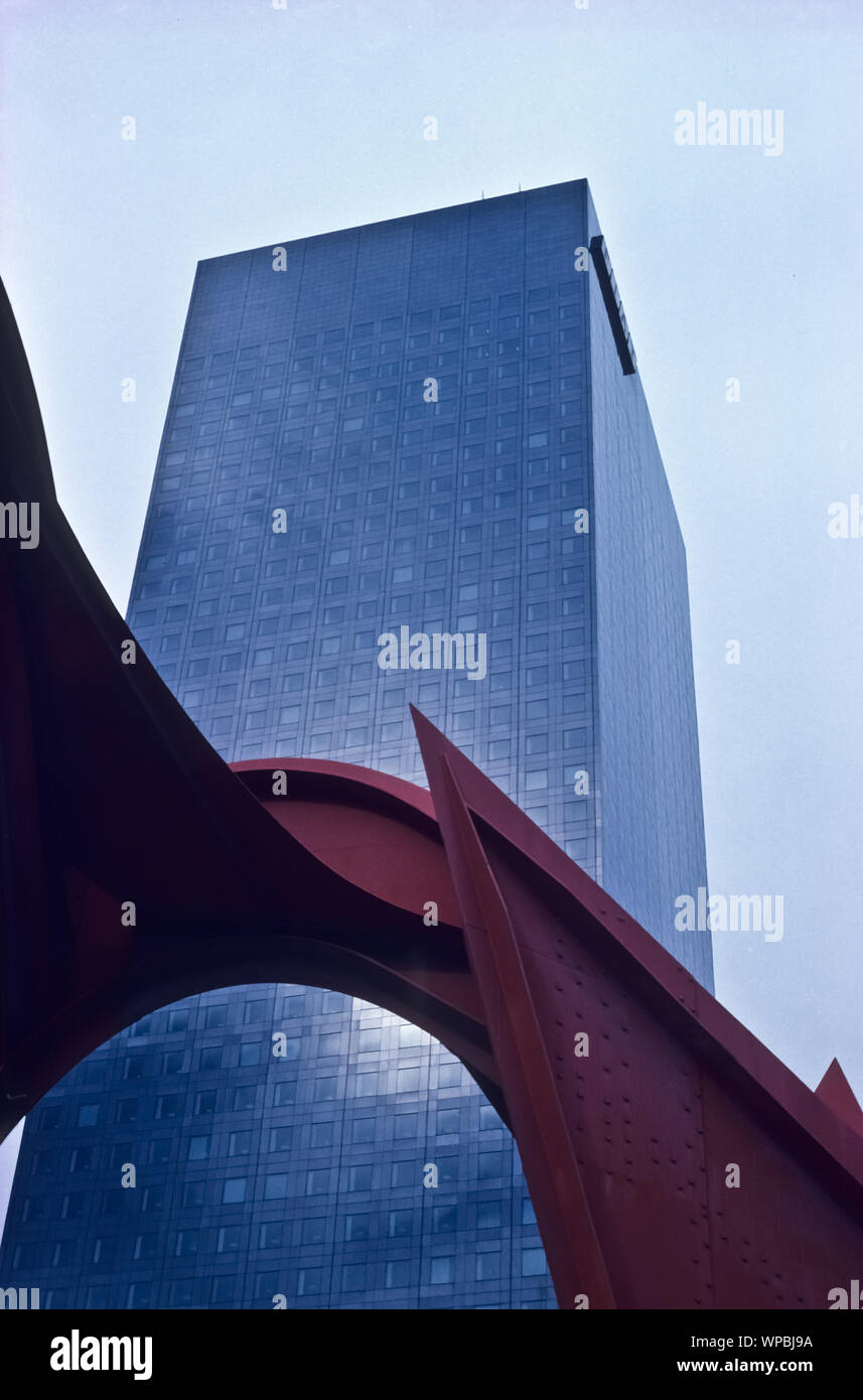 Paris, La Defense, L'araignée rouge (die rote Spinne) von Alexander ...