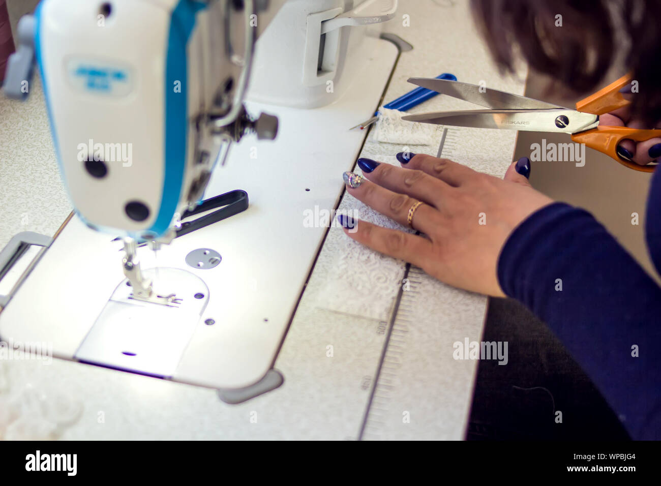 How is sewing machine works hi-res stock photography and images - Alamy