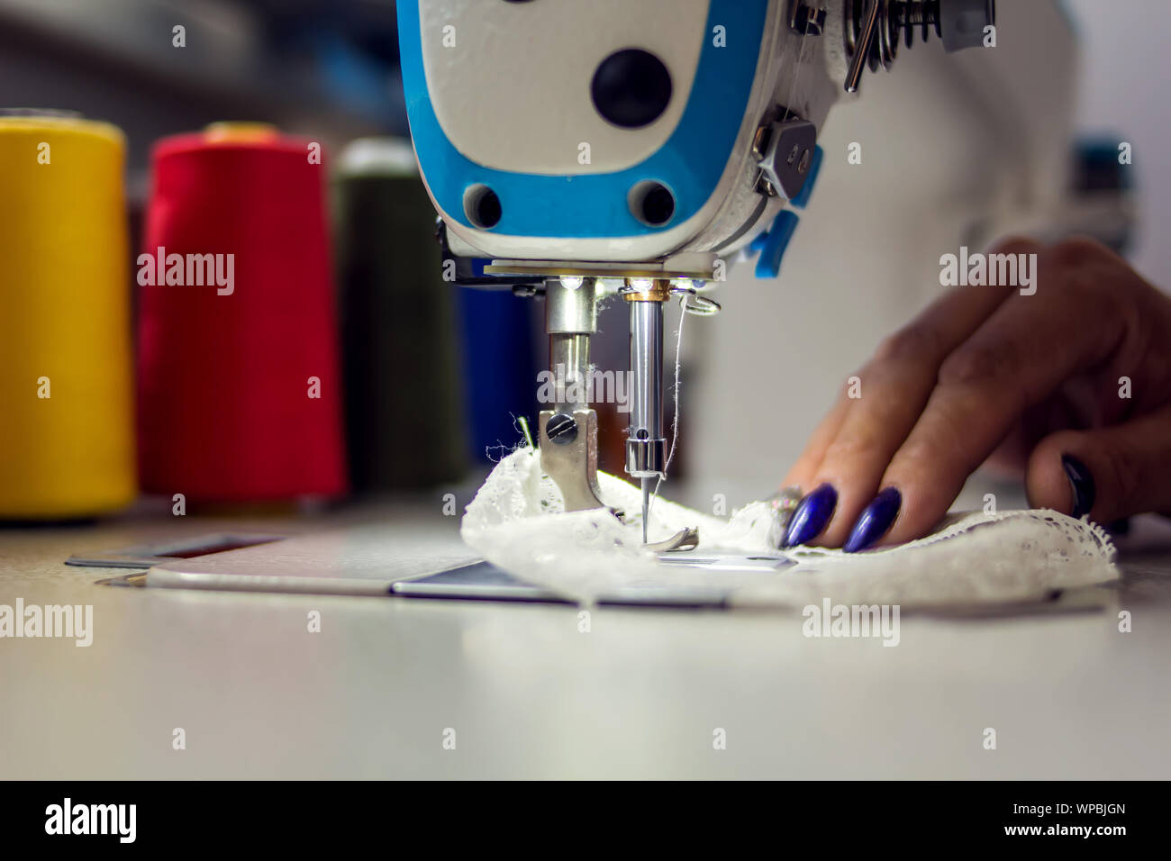 How is sewing machine works hi-res stock photography and images - Alamy