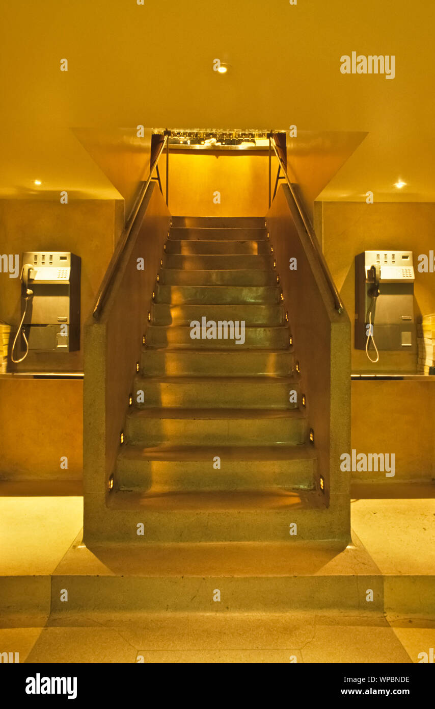 Mit der Gestaltung des Cafe Costes 1984 am Pariser Square des Innocents ...