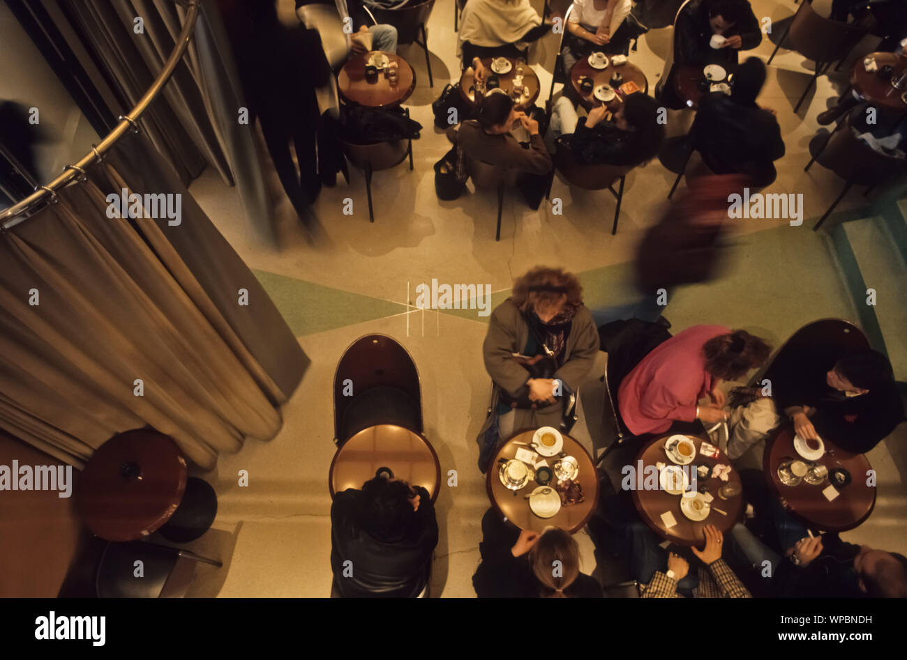 Mit der Gestaltung des Cafe Costes 1984 am Pariser Square des Innocents ...