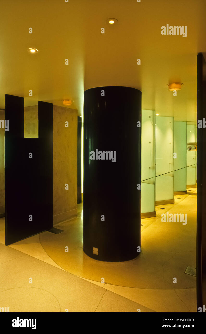 Mit der Gestaltung des Cafe Costes 1984 am Pariser Square des Innocents ...