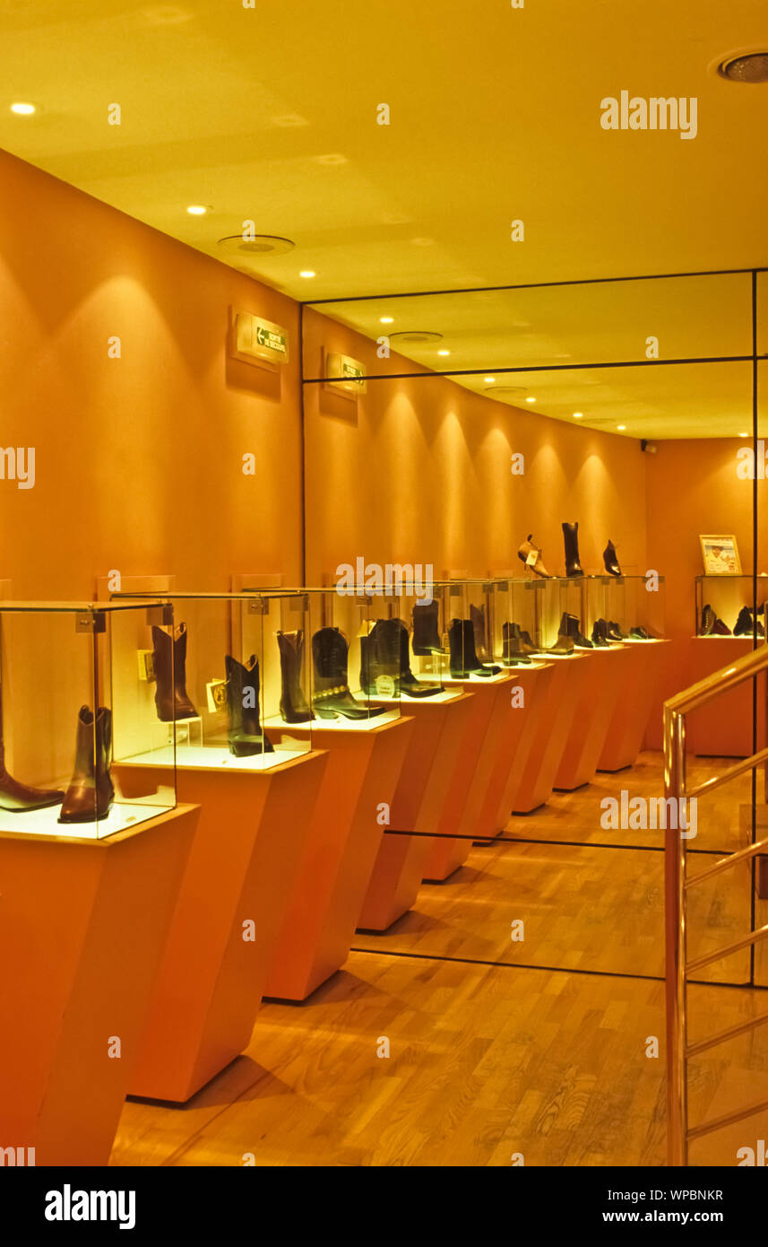 Paris, moderne Architektur, ehemalige Boutique Creeks von Philippe ...