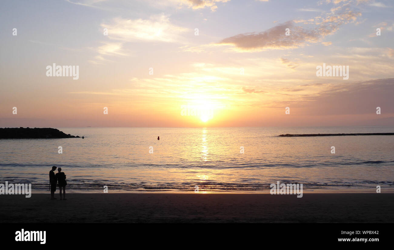 Black couple romantic sunset hi-res stock photography and images - Alamy